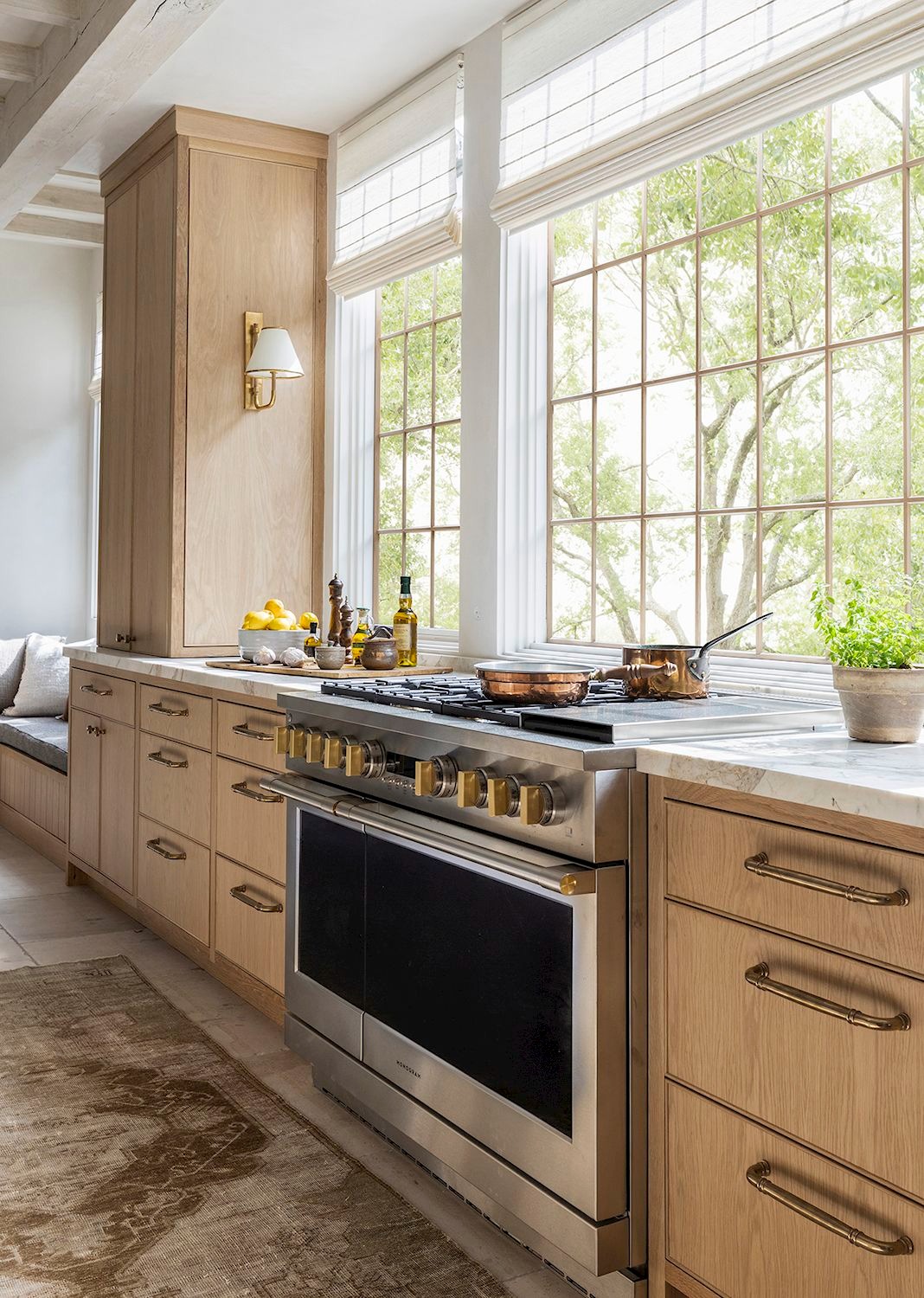 How to Mix Knobs and Pulls on Kitchen Cabinets: Pro Tips